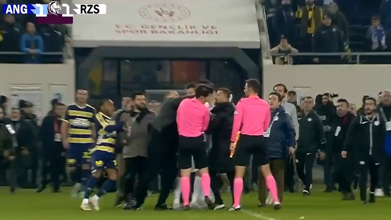 Här slår han ner domaren i Turkiska ligan - Aftonbladet TV