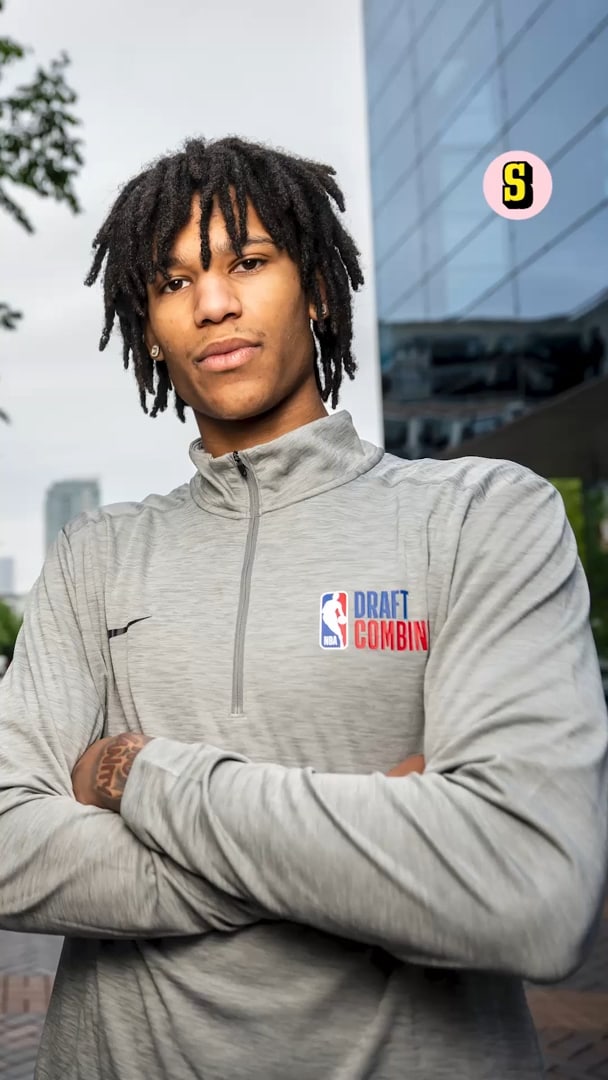 Bobi Klintman stöttas av NBA-kollegan Pelle Larsson