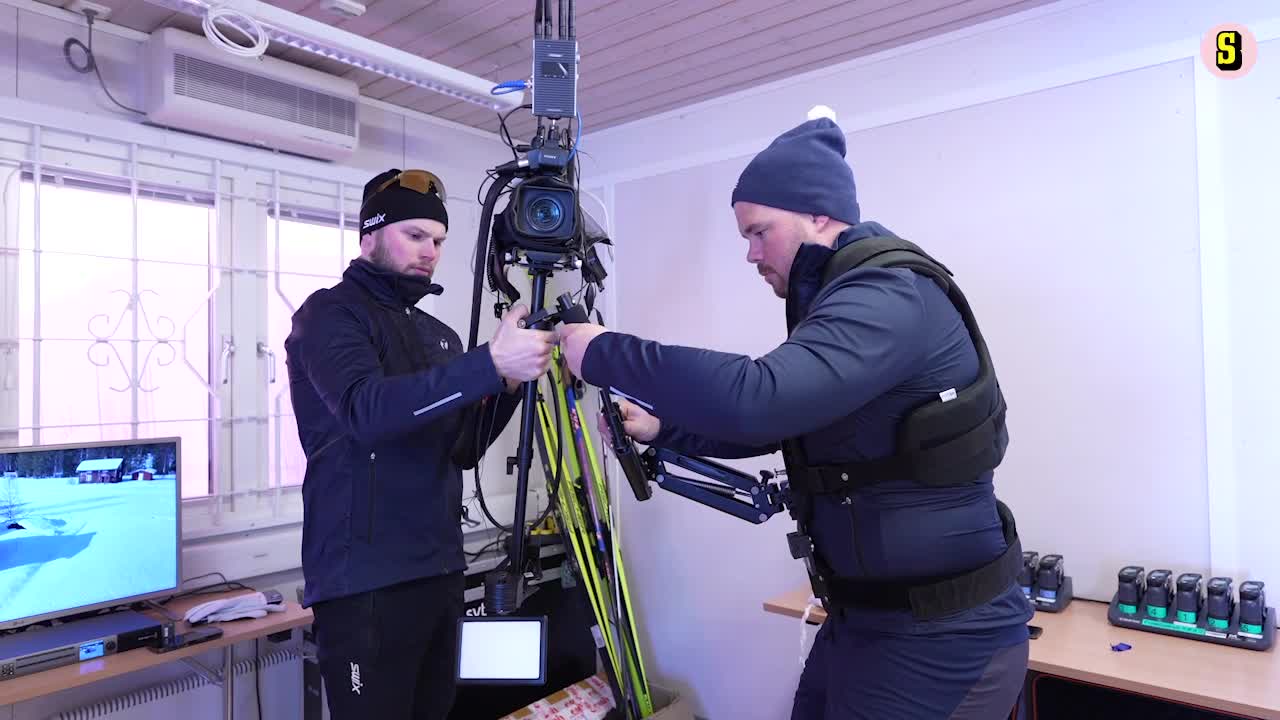 SVT:s fotograf Adam Karlsson åker Vasaloppet varje år – med en stav