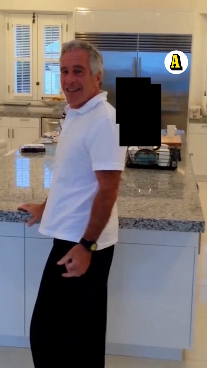 Här jagar Jeffrey Epstein två kvinnor i kök - Aftonbladet TV