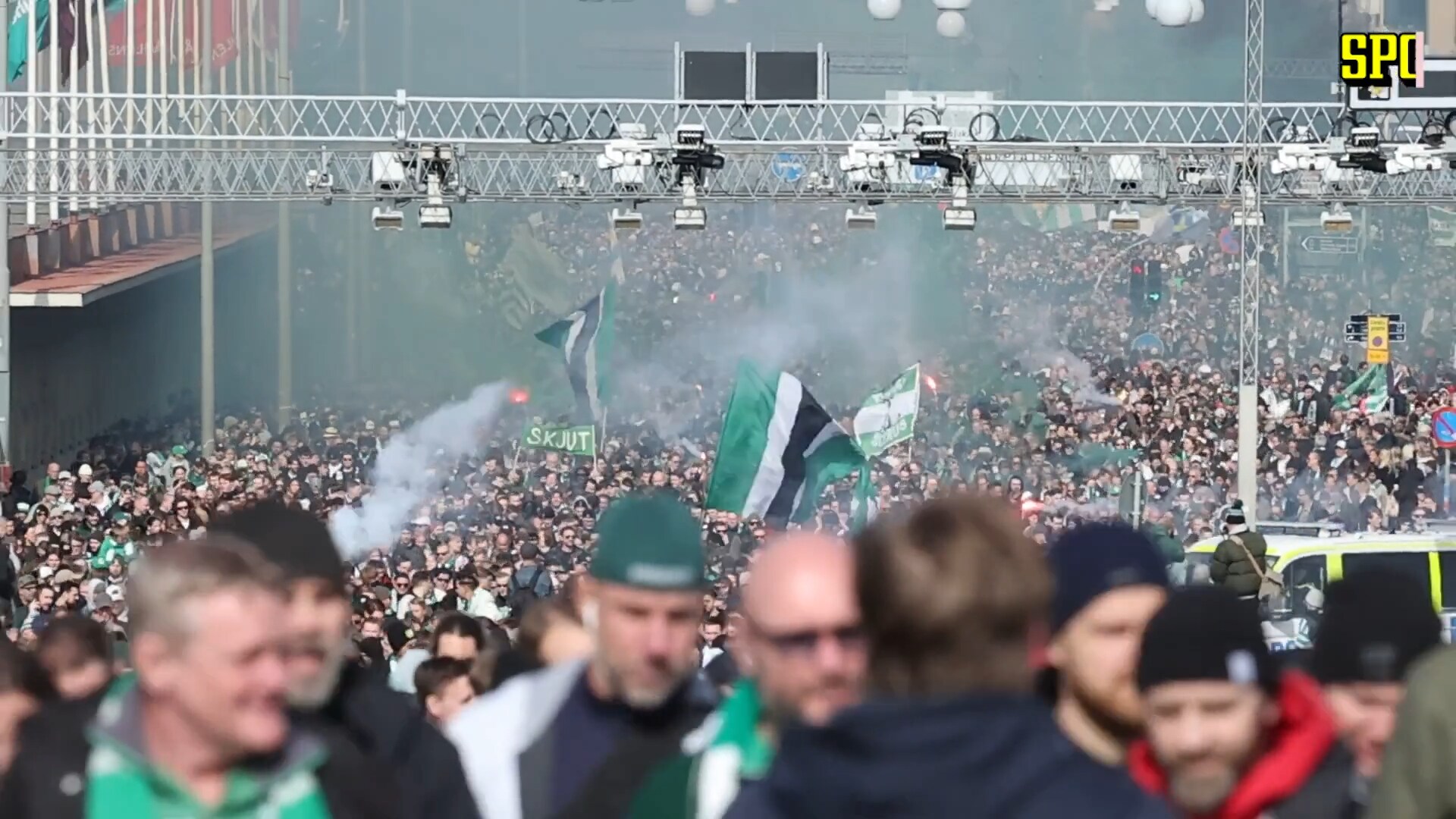 Bajen-fansen är på väg till premiären – se marschen - Aftonbladet TV