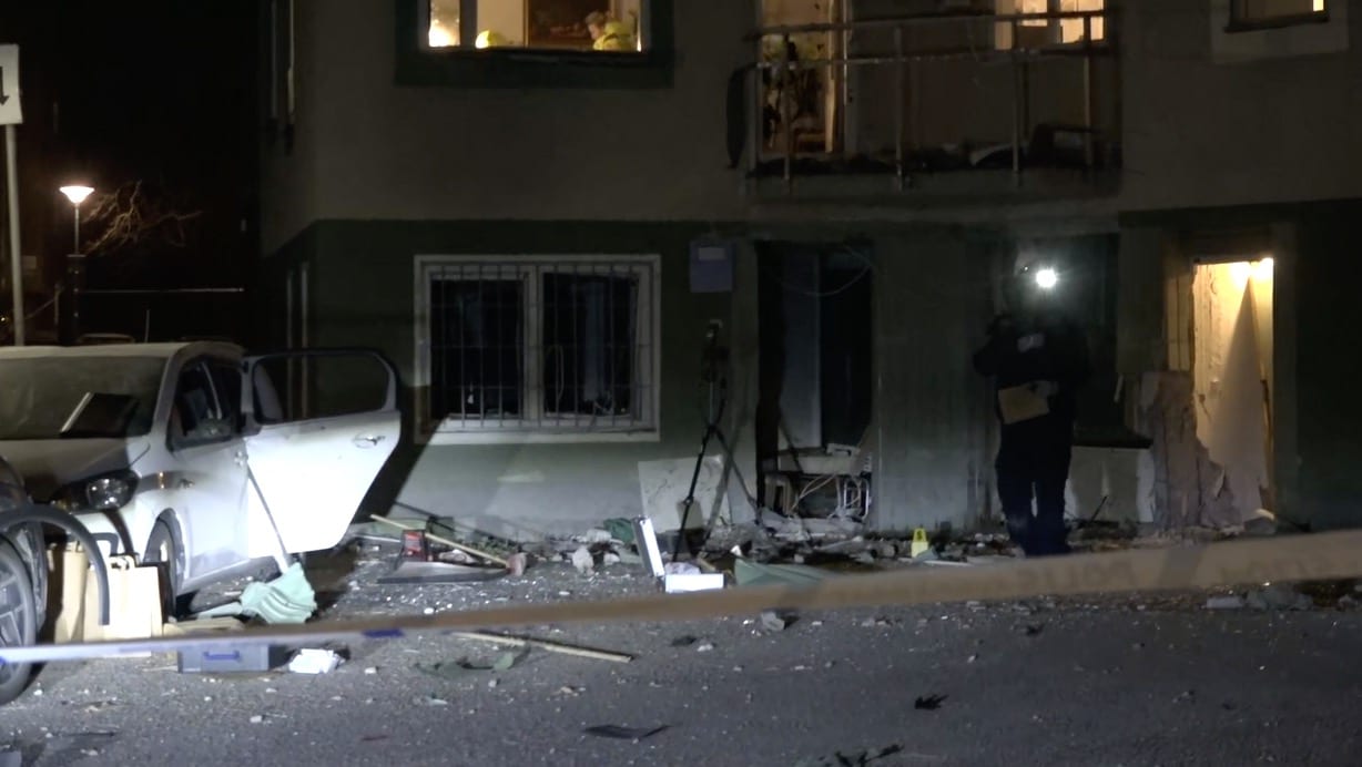 Explosion vid flerfamiljshus i Sundbyberg - Aftonbladet TV