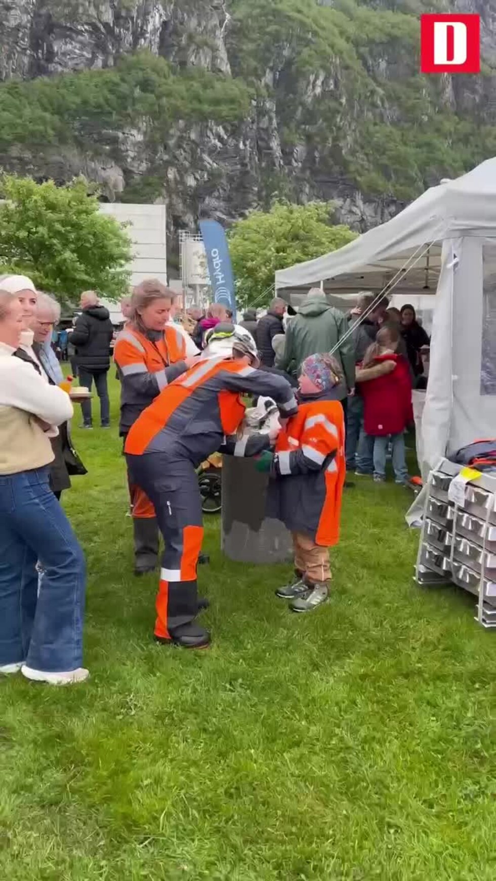 Folkefest da Hydro Sunndal åpnet dørene med kake, pølser - og Porche ...