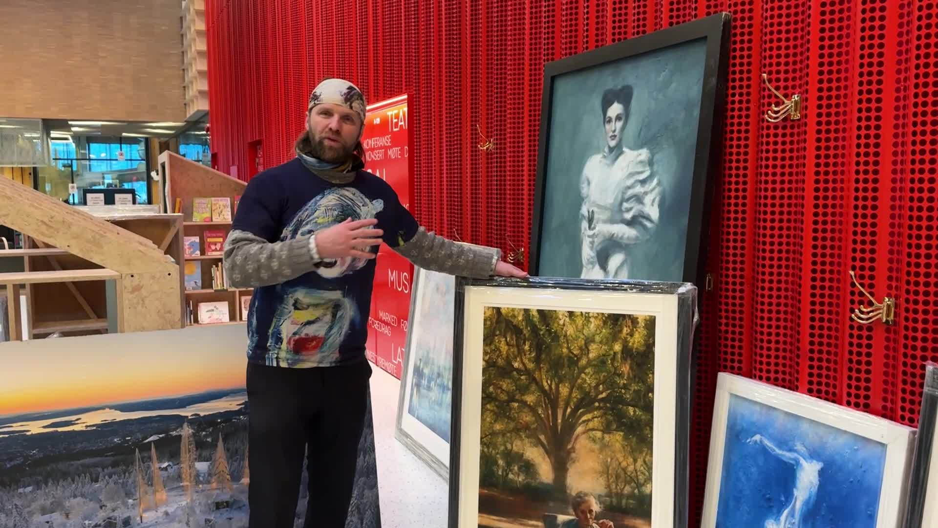 Aune Sand viser frem utstillingen i Åfjord