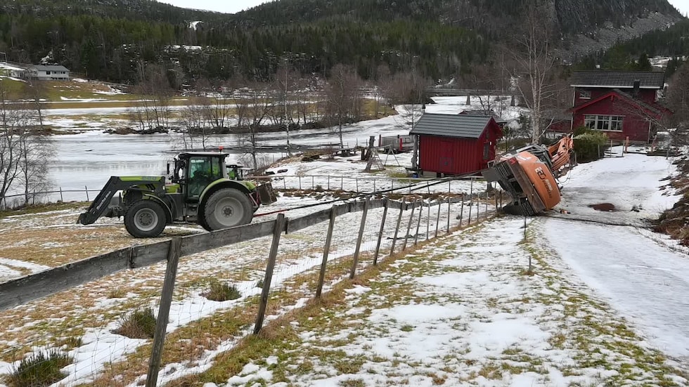 Skled og rullet 20 meter i gravemaskinen: – Han har hatt kjempeflaks ...