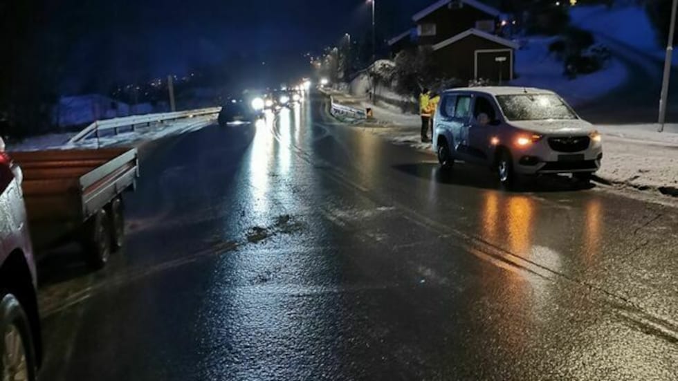 Fire bilar involvert i ulykke, tre personar til sjukehus - hallingdolen.no