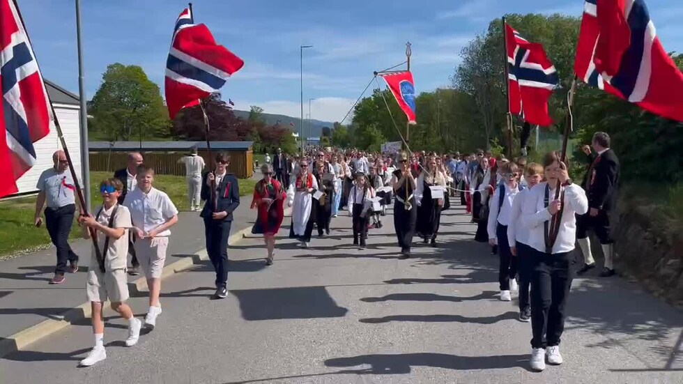 Lang, lang rekke på Frekhaug - strilen.no