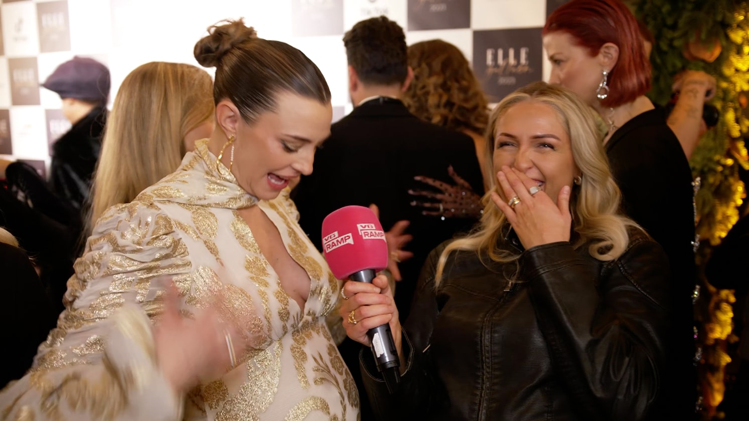 Marte Bratberg avslørte graviditet på rød løper på Elle-galla. - VGTV