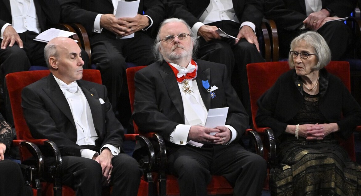 Jon Fosse mottar nobelprisen i litteratur - VGTV Jon Fosse mottar nobelprisen i litteratur - VGTV