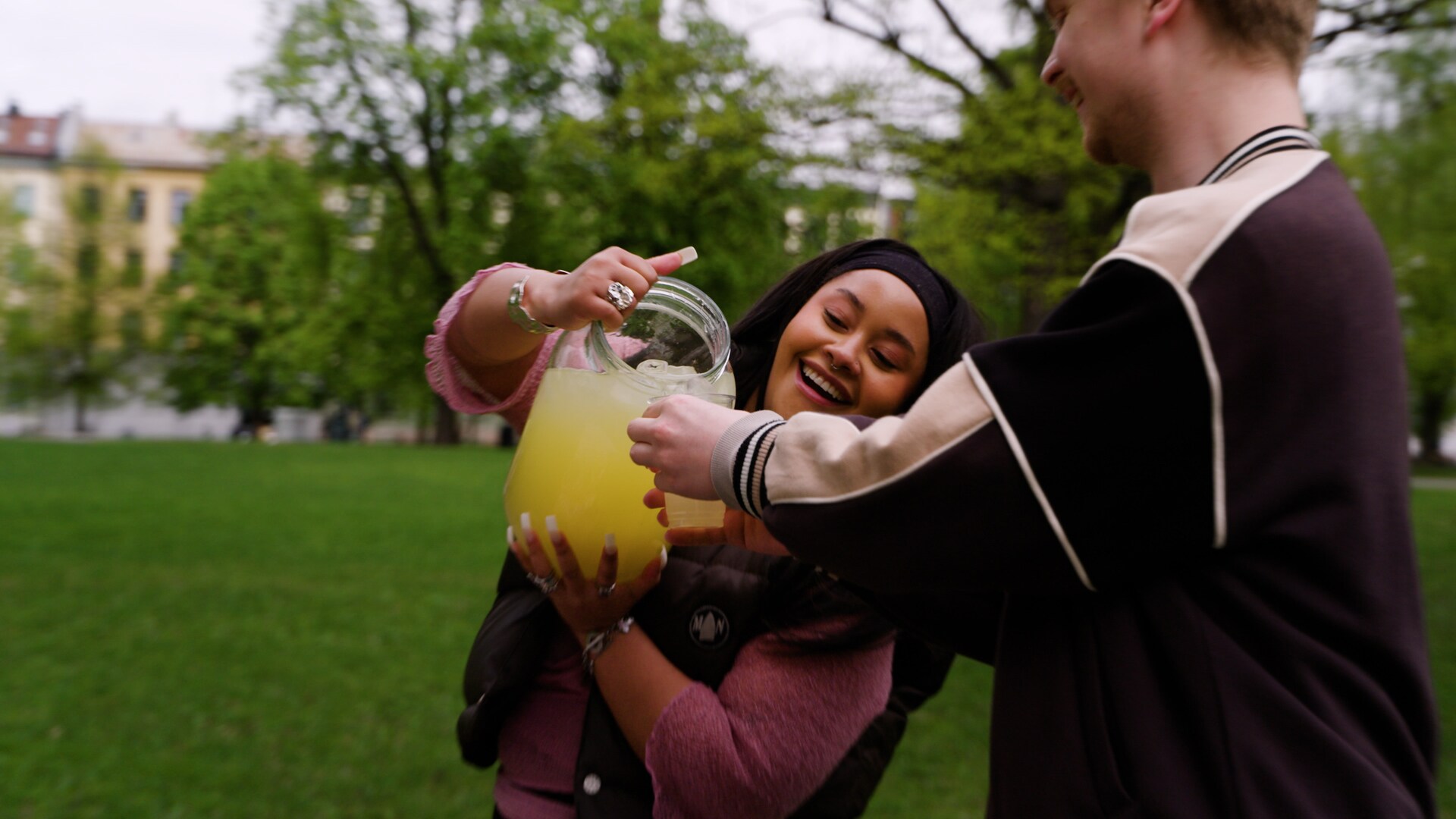 Hvem tjener mest penger av Martha Leivestad og Fetisha Williams - VGTV