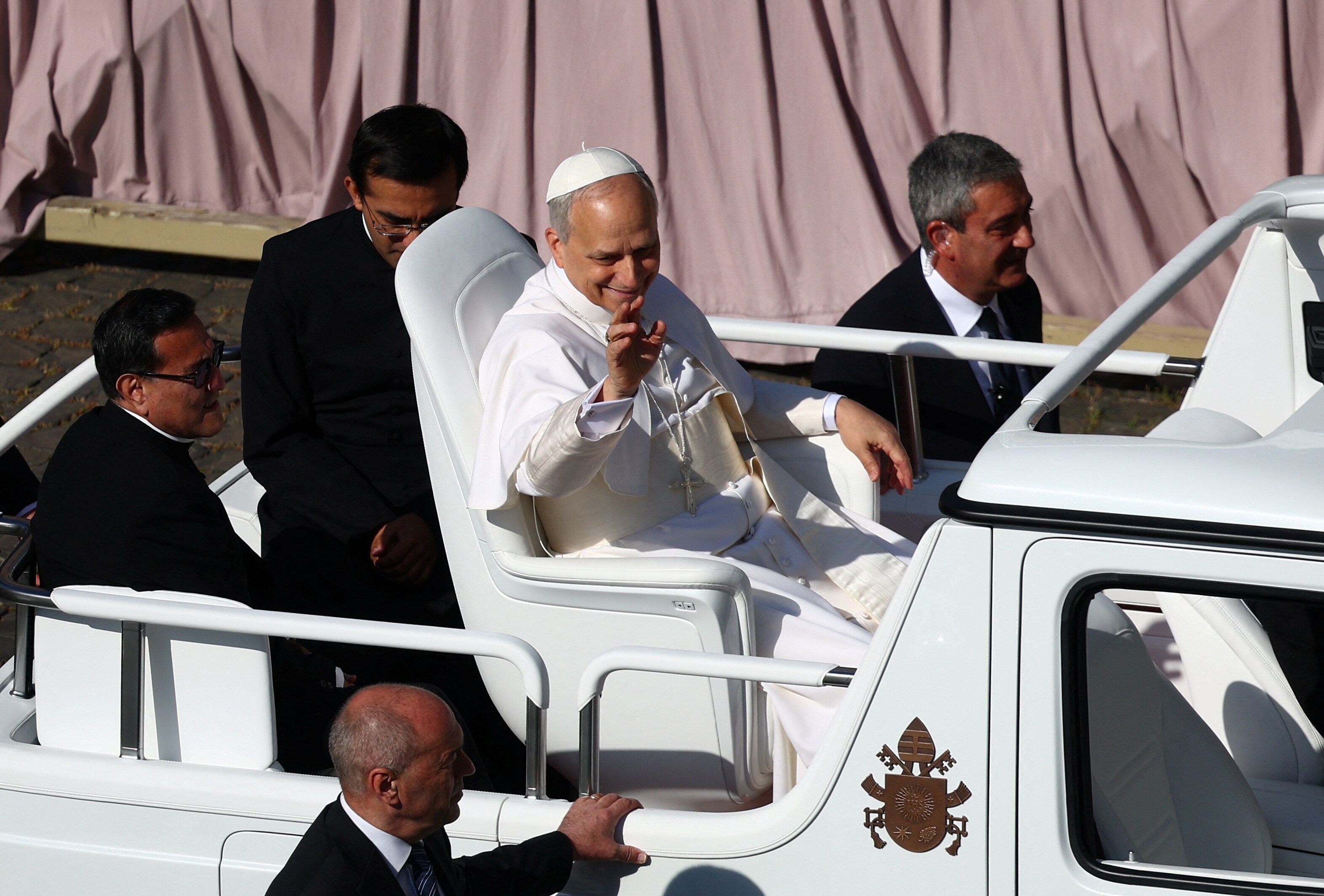 Pave Leo XIV settes inn som ny pave - VGTV