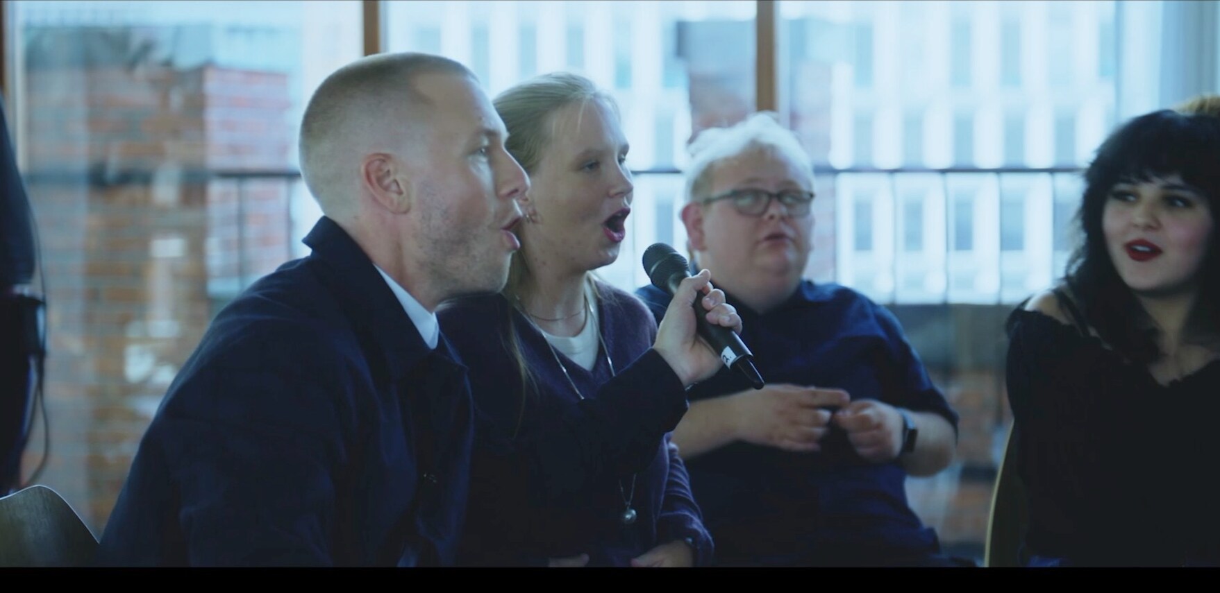 Se Herman Flesvig synge med «A-laget» - VGTV