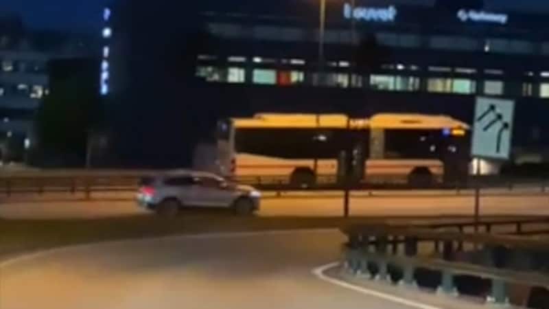 Rutebuss i motsatt kjørefelt vei på E18 i Kristiansand