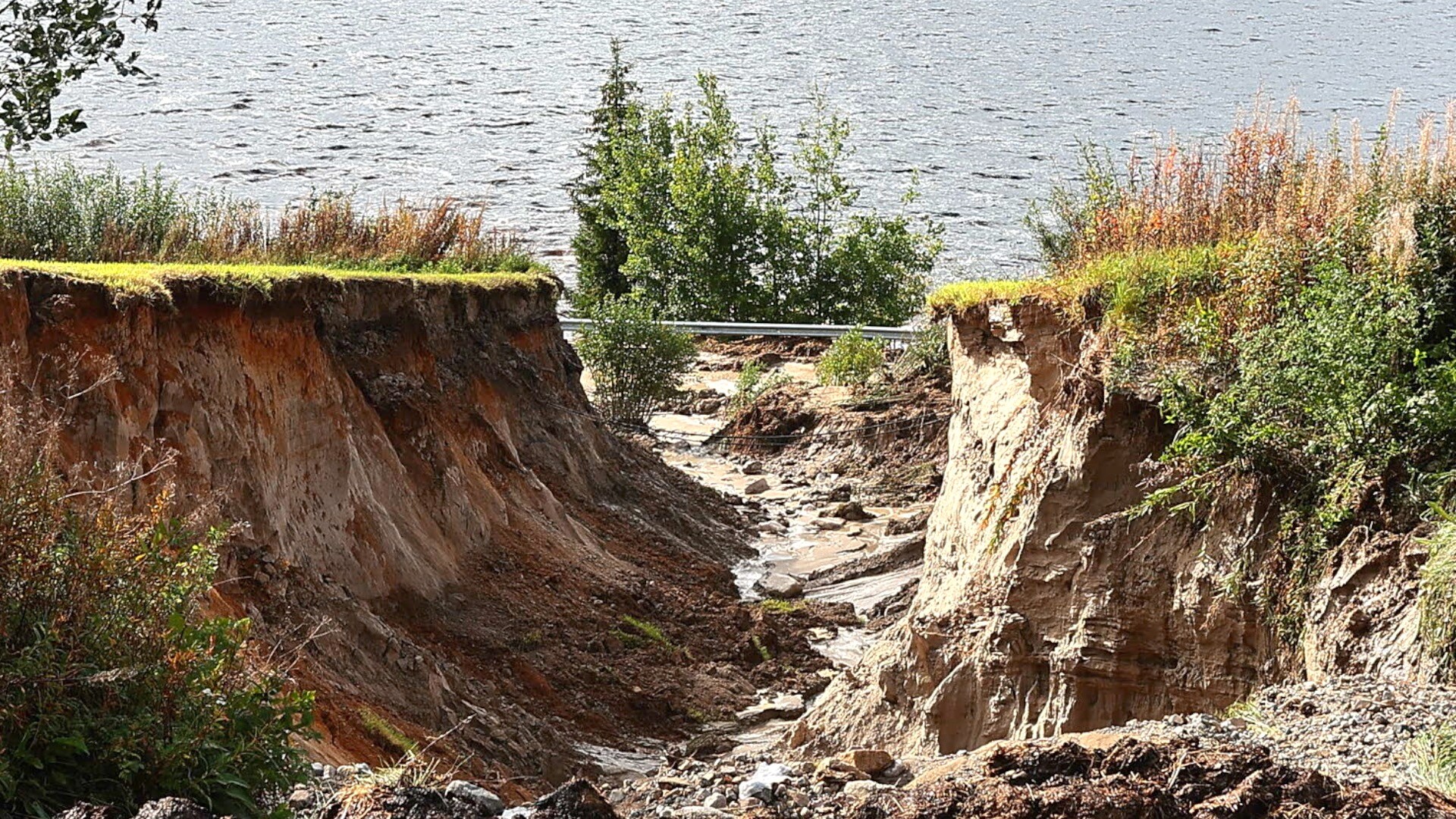 Et jorde er splittet i to i Trysil etter flom - VGTV