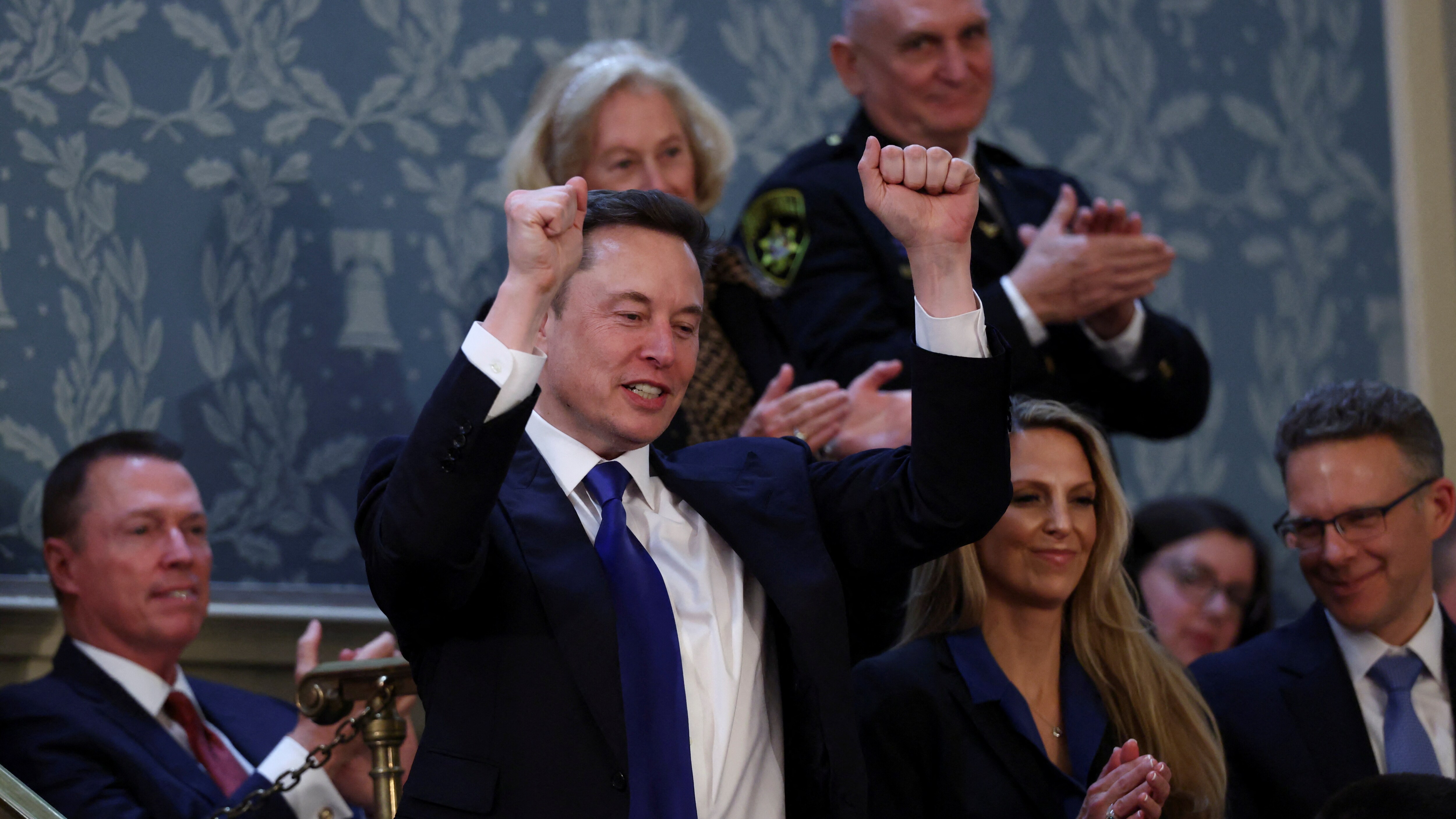 Donald Trump hyllet Elon Musk under talen til Kongressen - VGTV