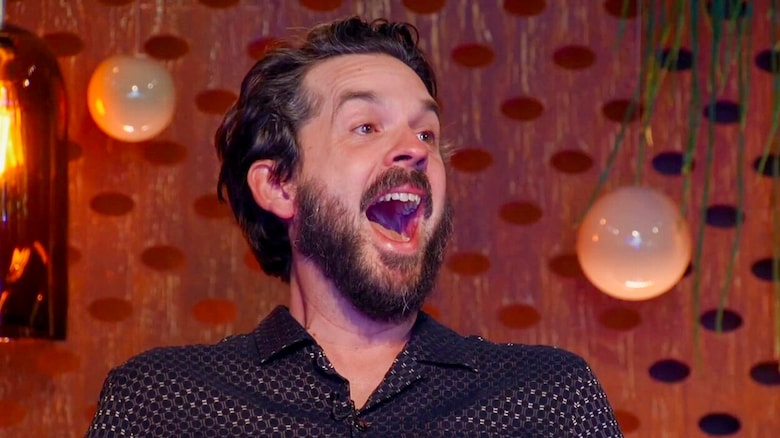 Her får Thomas Dybdahl hakeslipp i «Hver gang vi møtes» – Aksel Hennie ...