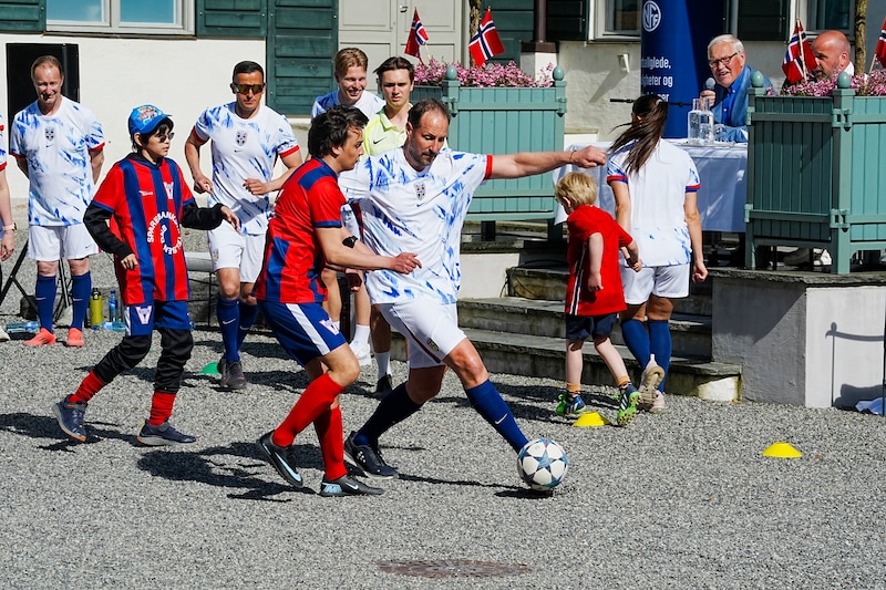 Kronprins Haakon og prins Sverre Magnus i kamp