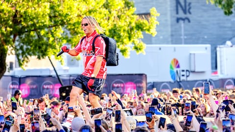 Her faller Kevin Lauren på scenen - VG