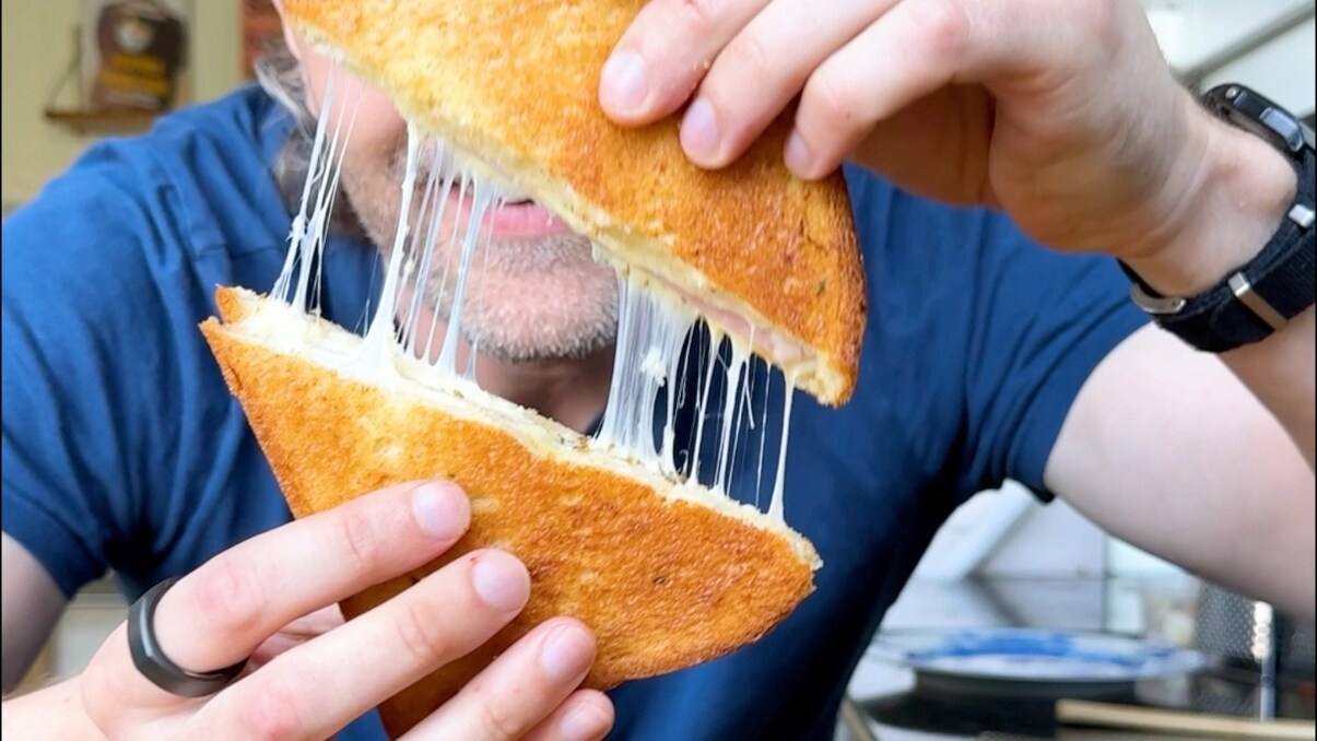 Toast med ost og skinke – Slik lager du den i airfryer | Oppskrift