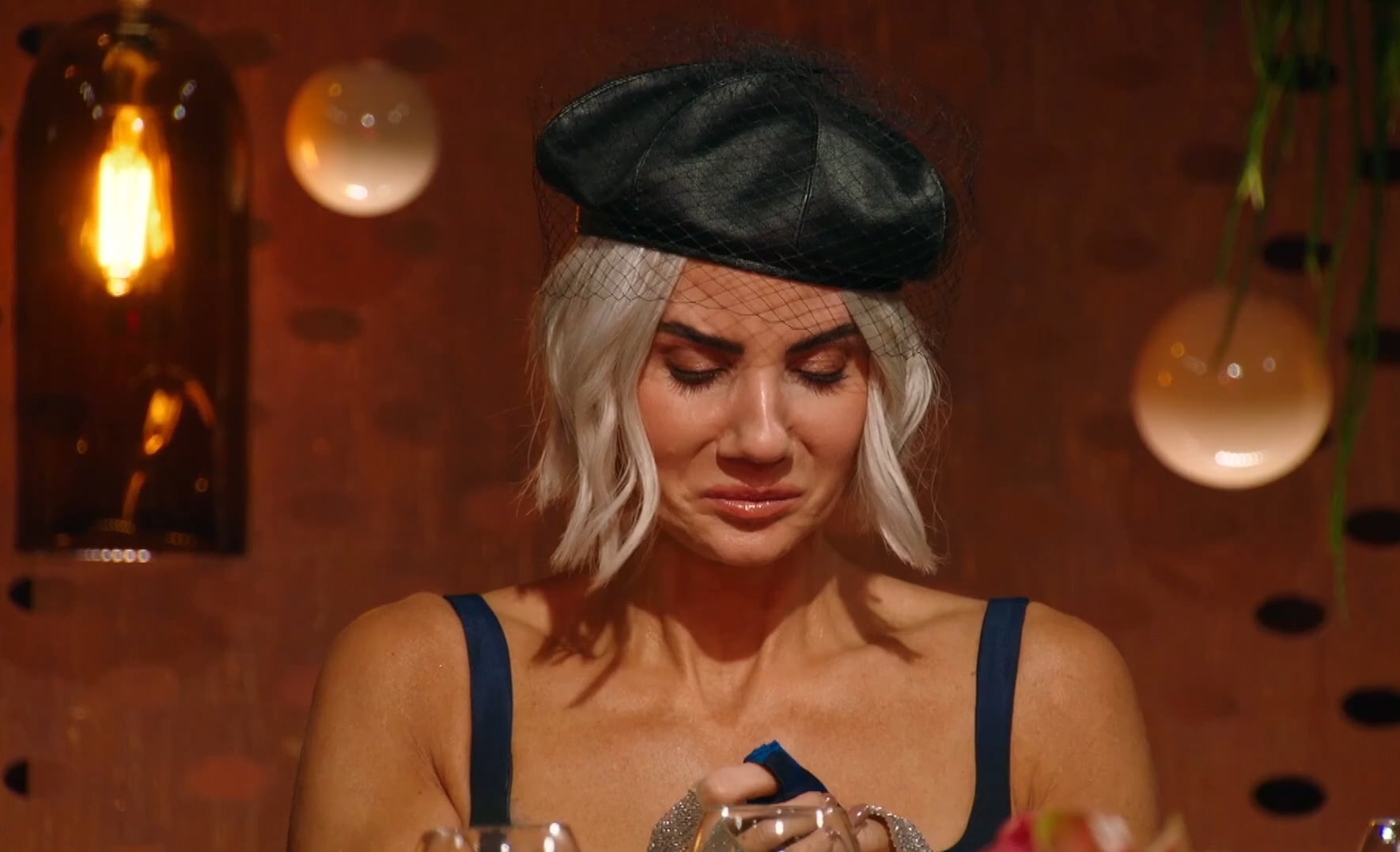 Bryter sammen: – Jævlig mørkt - VGTV