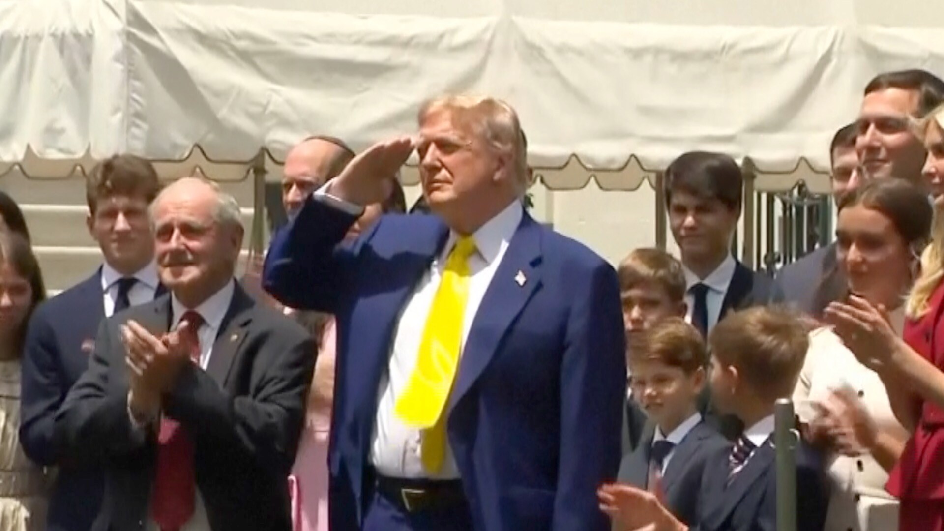Trump setter opp en ny flaggstang: – Jeg betaler - VGTV