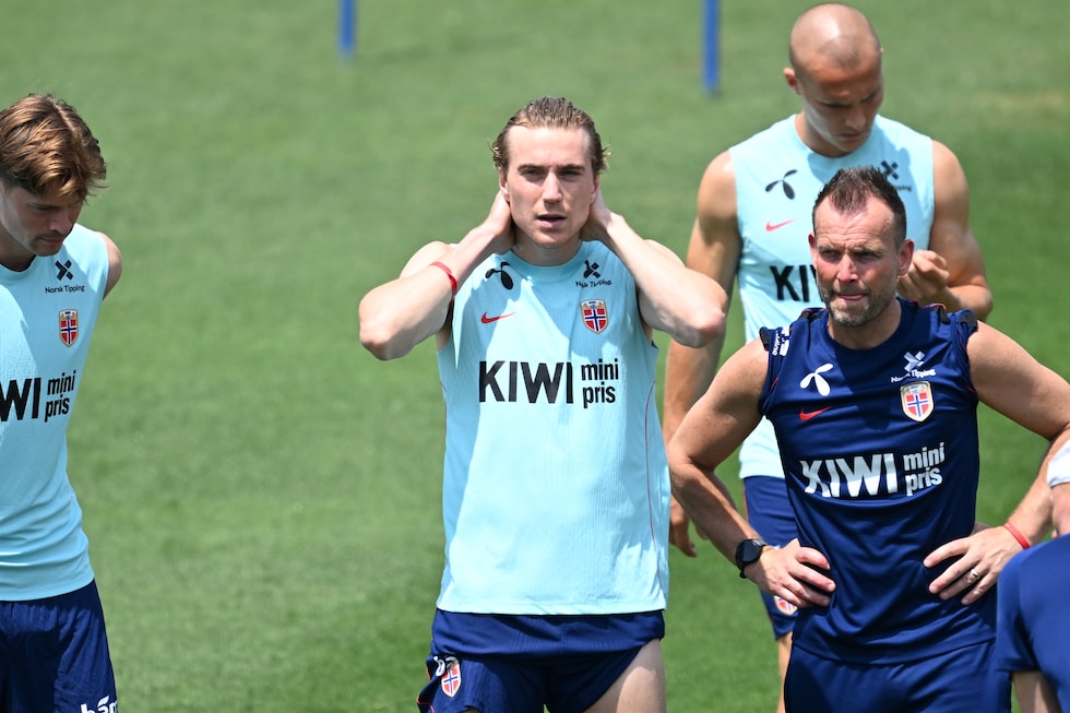 Kristian Thorstvedt og Brede Hangeland møter pressen før åpen trening ...