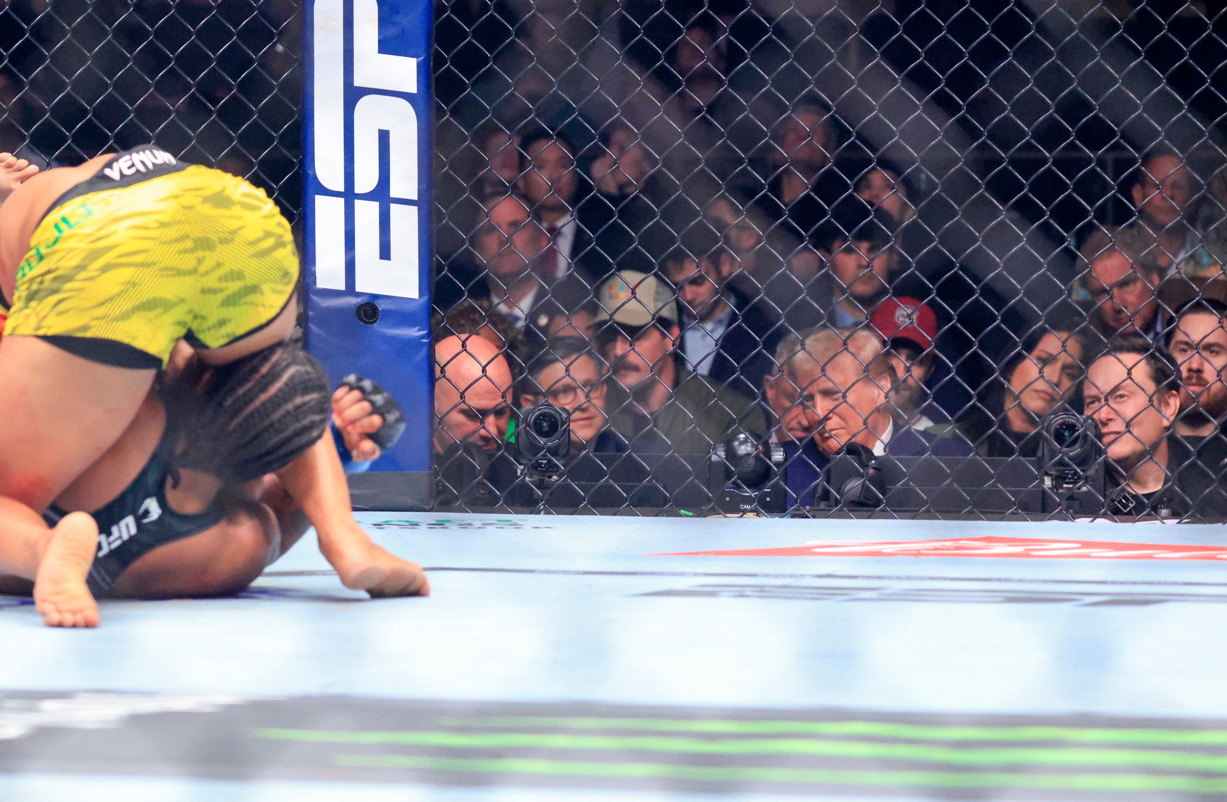 Donald Trump dukket opp på UFC-kamp – ble hyllet med dans - VGTV