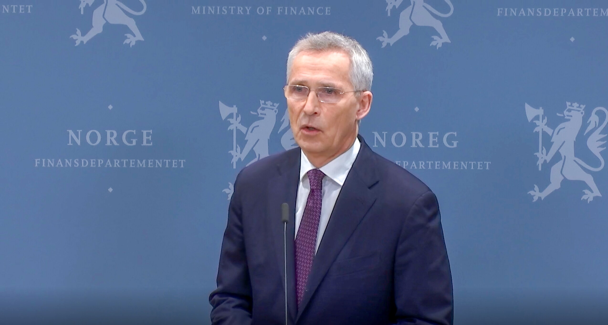 Finansminister Jens Stoltenberg holder pressekonferanse om ...