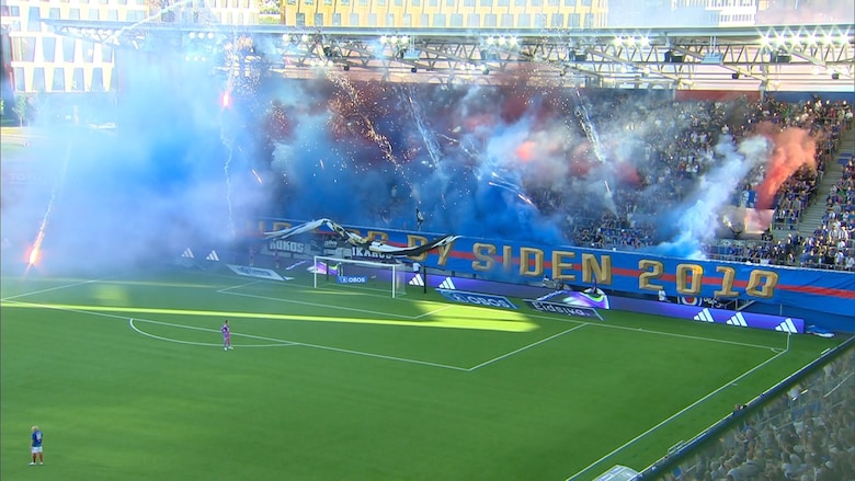 Dommeren truffet av fyrver­keri: – Forventer en tydelig reak­sjon