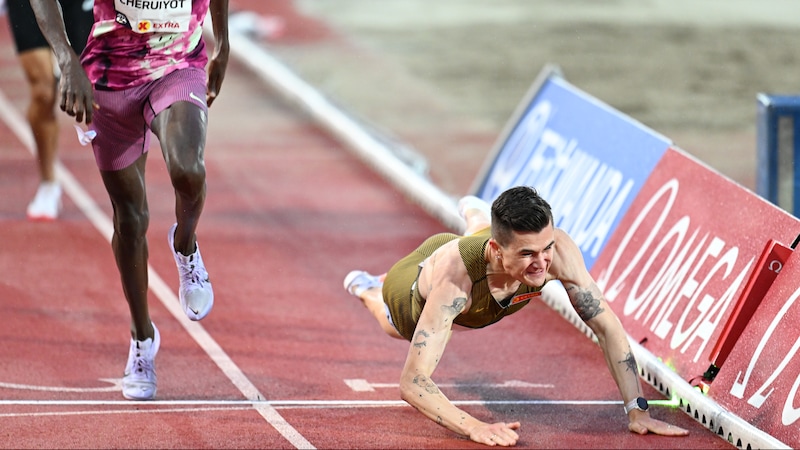 Jakob Ingebrigtsen stupte i mål til seier på Bislett