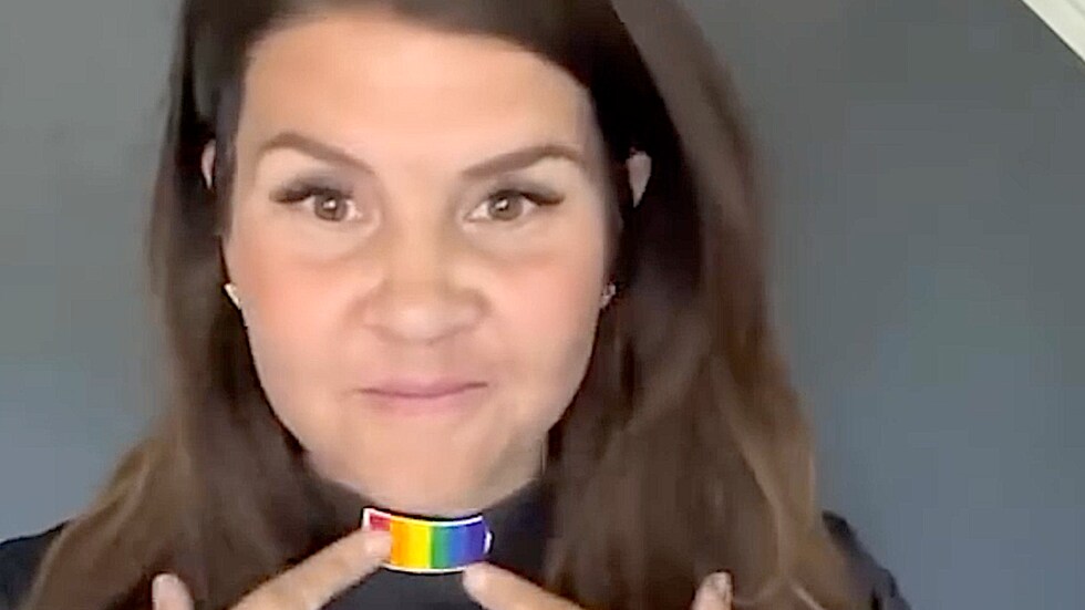 Maria Spydevold-Lorentzen farger prestekragen i regnbuens farger i Pride-måneden juni - VGTV